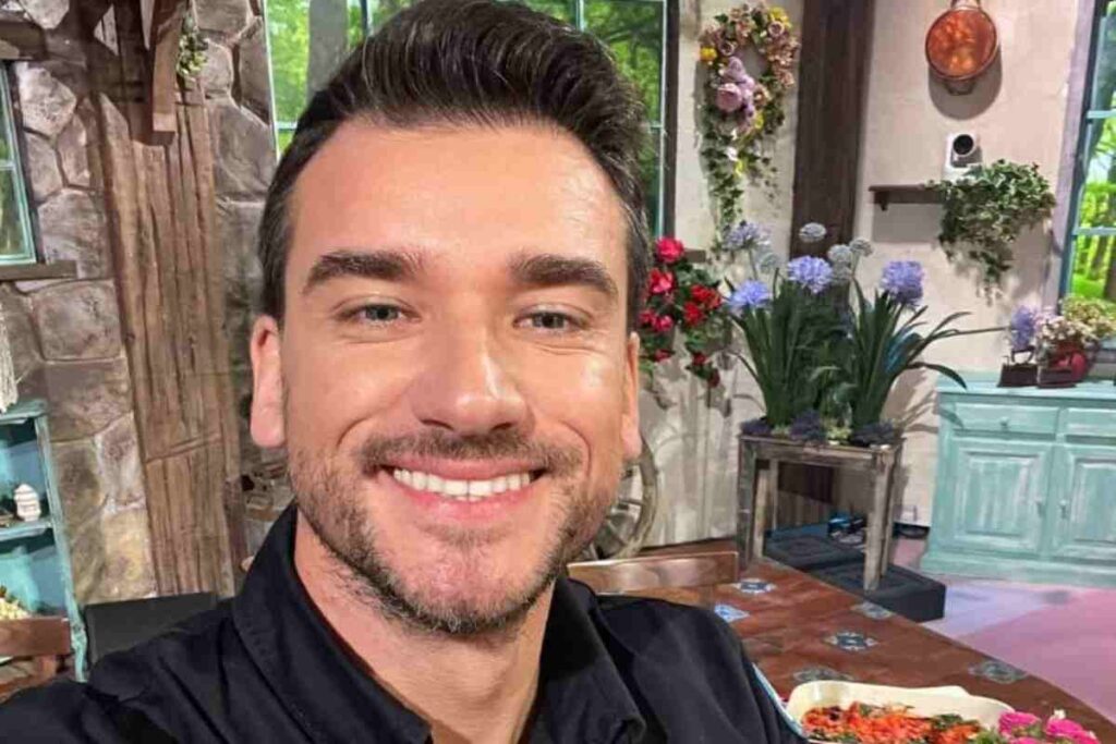 Altro che Damiano Carrara, è lui lo chef più sexy dei social: guardarlo cucinare è un'esperienza ...